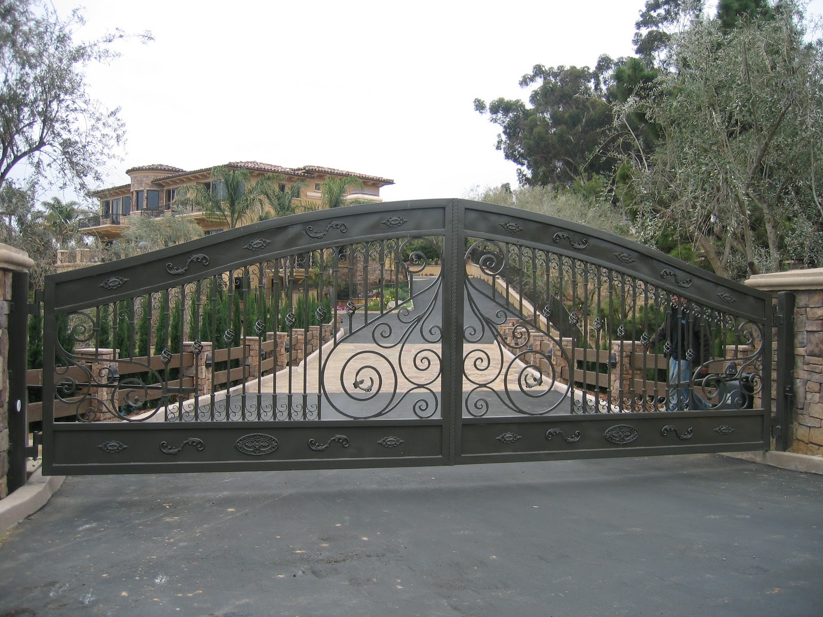 Lomonaco's Iron Concepts & Home Decor: Custom Driveway & Pedestrian Gates