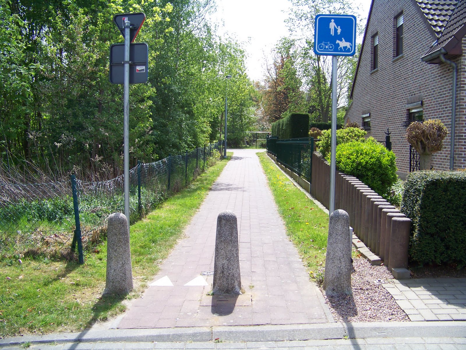 Eindeloze Omwentelingen: Paaltjes op paden