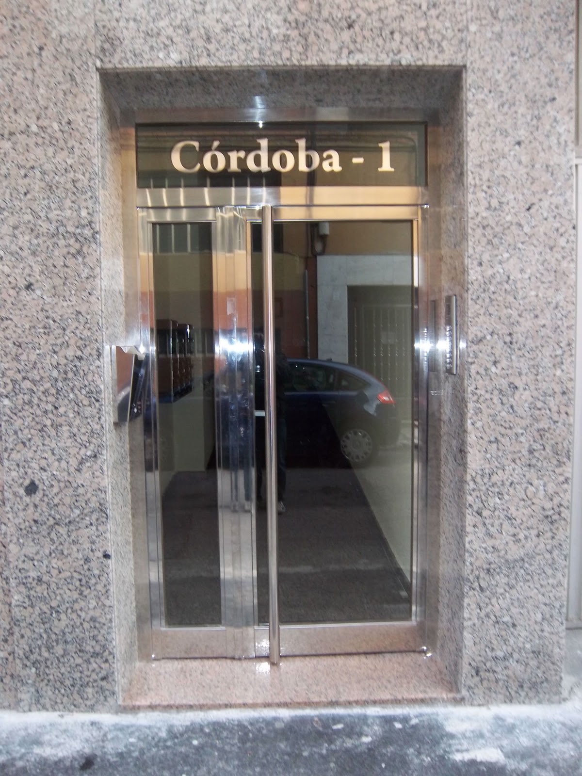 NORBEL CARPINTERIA METÄLICA Y ACERO INOXIDABLE: PUERTA ENTRADA EDIFICIO C/ CORDOBA, VALLADOLID