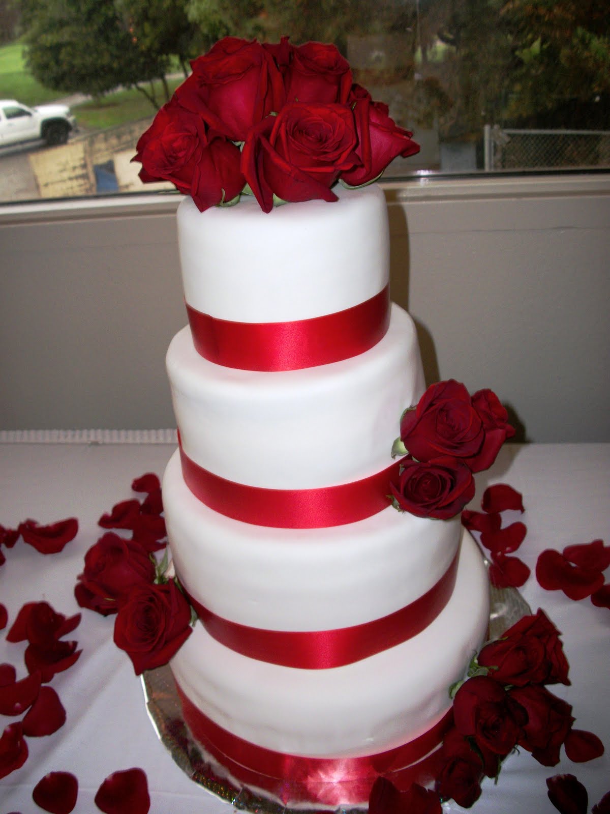 Luz "The Cake Lady": RED ROSES WEDDING CAKE