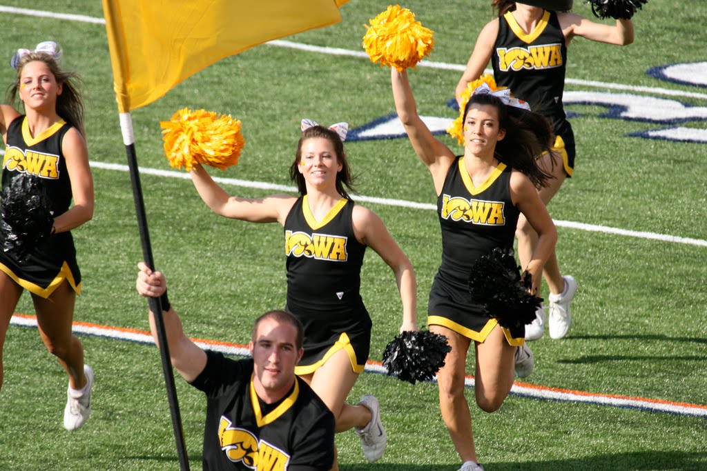 drakesdrumuk: Iowa Cheerleaders Celebrate New Coach