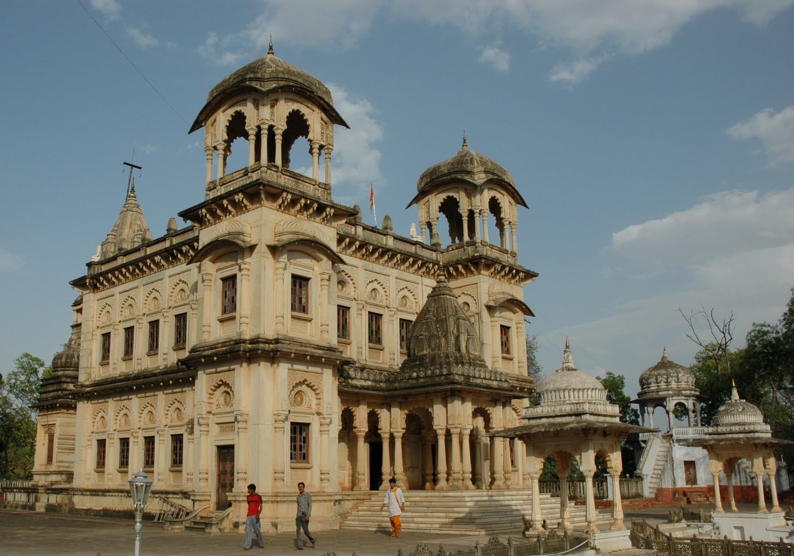 Blog of Shivpuri District of Madhya Pradesh: Shivpuri Chattri's