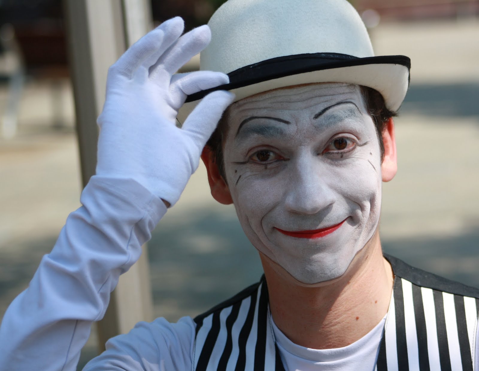 Miguel Gonzalez - Profesional Performer - Mime Chispa: Un mimo en la radio