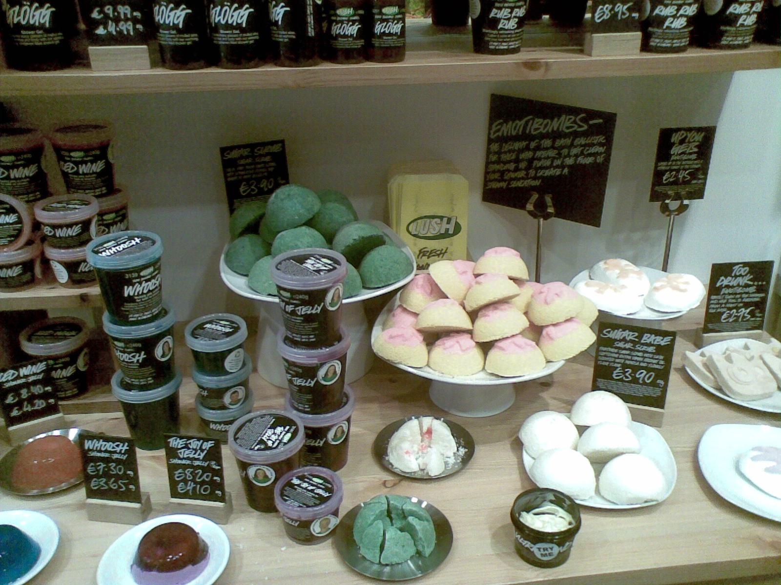 De viagens, a bandas e maquiagens...: Lush dublin