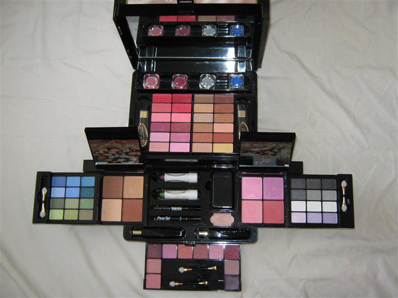 Kadın, Moda, Trend: Bayan Makyaj Seti