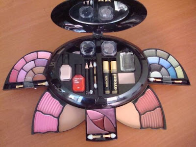 Kadın, Moda, Trend: Bayan Makyaj Seti