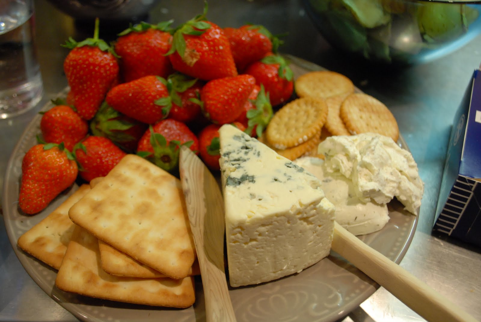 livet i bild/video/ljud.: Ost, kex, vin och godiskväll hos Rebban