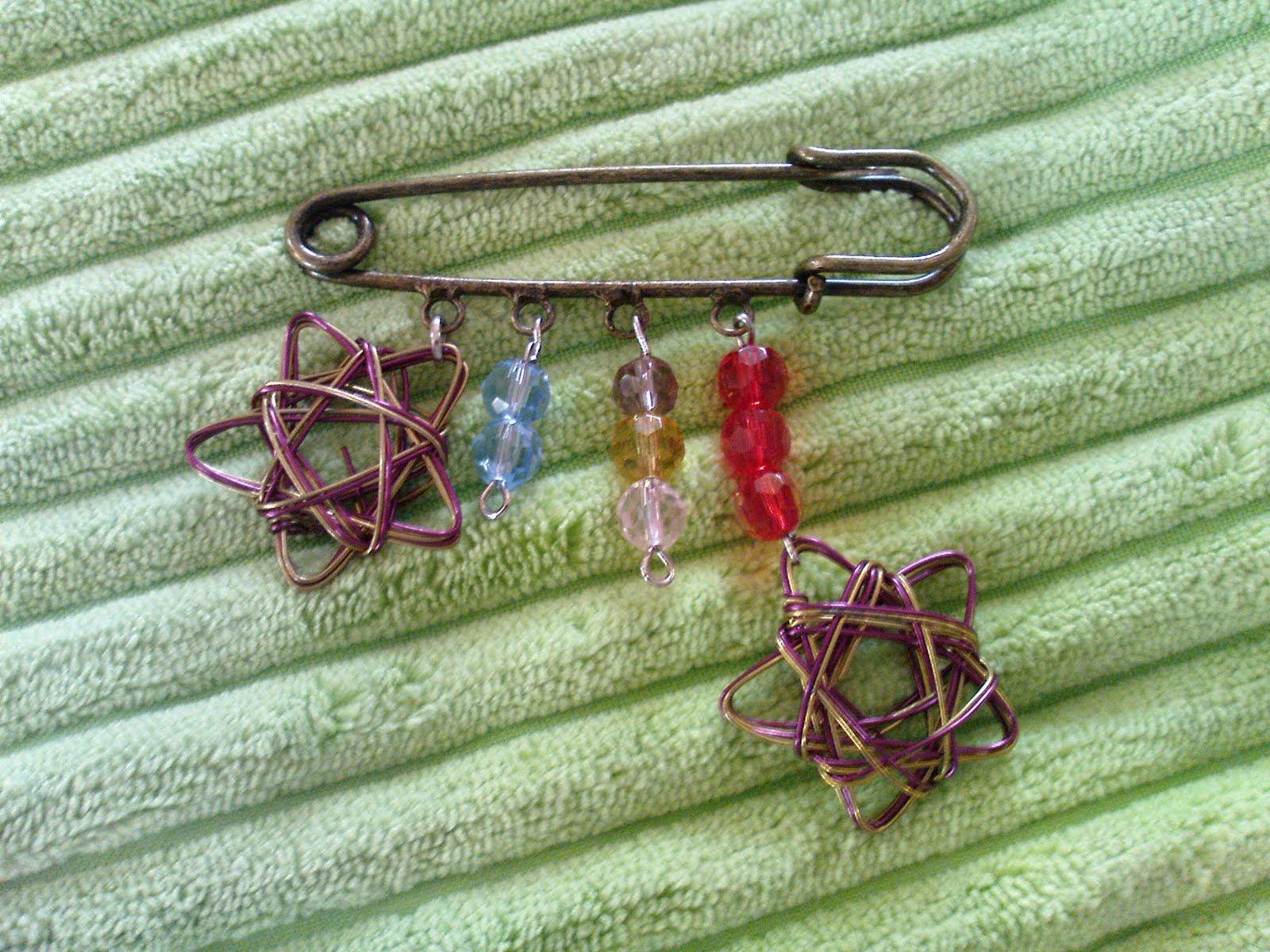 The Pinky Shop: CHARMS PINS/BROOCHES