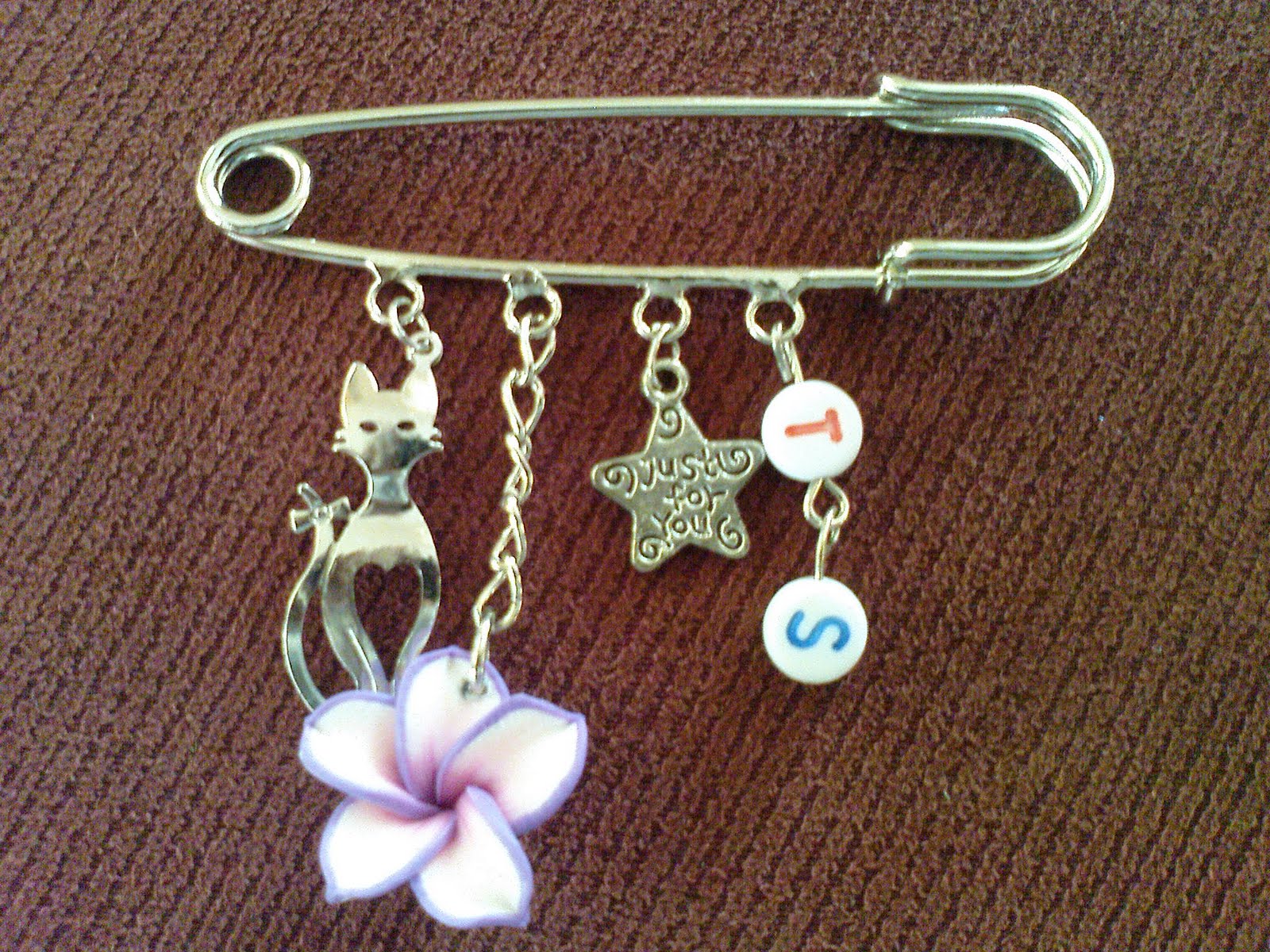 The Pinky Shop: CHARMS PINS/BROOCHES