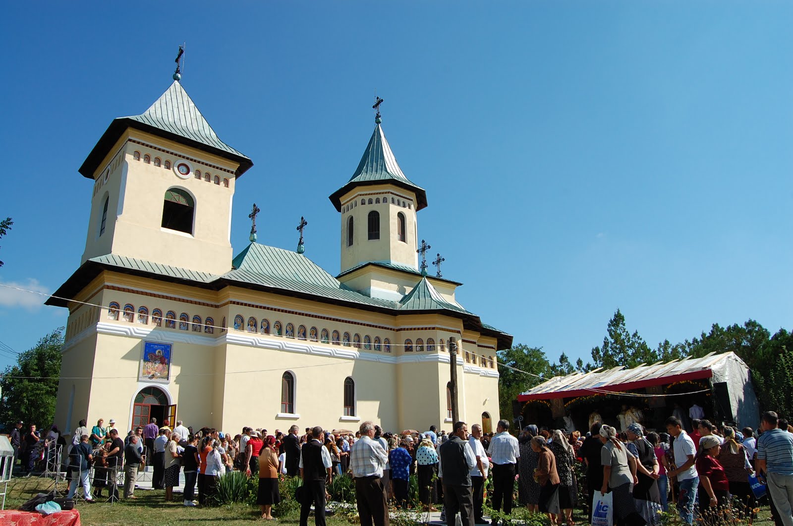 Ortodoxie pe net: Binecuvântări de har în parohiile Lunca şi Zăneşti