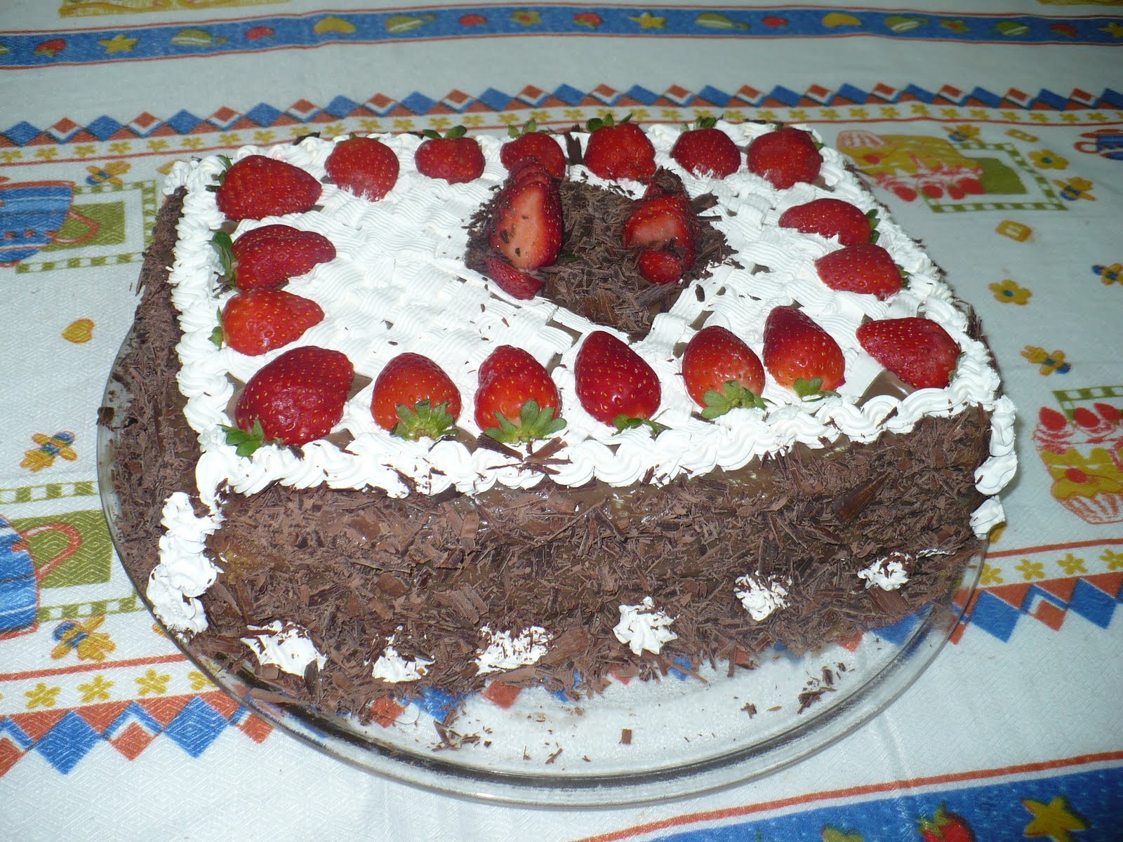 Atelier dos Doces: bolo torta de chocolate com morangos