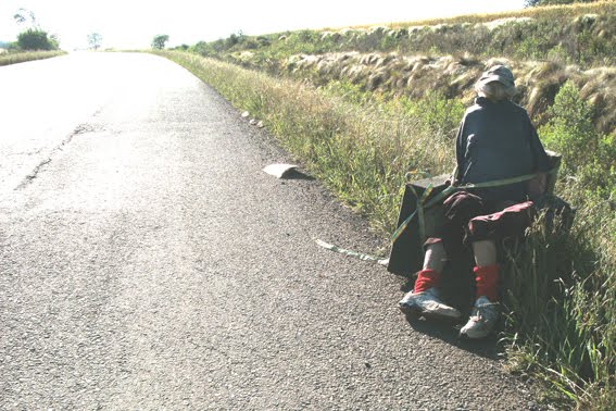 ***BETZY A PODEROSA***: SENTADO À BEIRA DO CAMINHO!!!!!!!!!