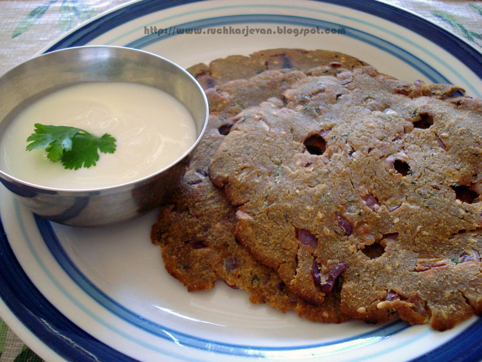 रुचकर जेवण: Bhajaniche Thalipeeth