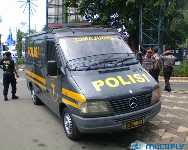 police car: mobil polisi lokal (indonesia)