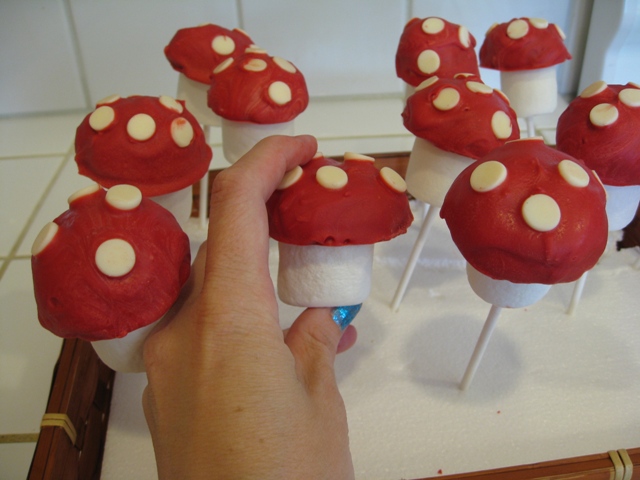 The Paper Pony: Easy Marshmallow Mushroom Pops - Smurfday Party pt. 6 ...