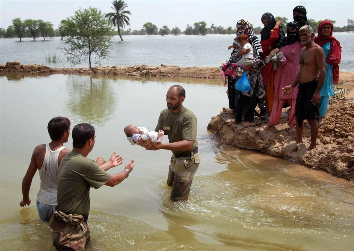 pakarmyfanpage: Pakistan Army's Flood Relief Efforts/Relief Camps