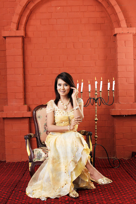 Myanmar Actress, Su Pan Htra with Designer Kaung Myat's Fashion Dress
