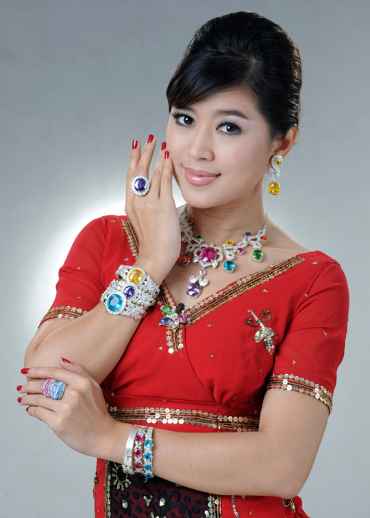 Myanmar Famous Actress: Eaindra Kyaw Zin's Beautiful Fashion