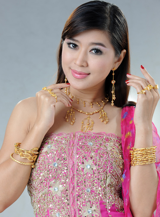 Myanmar Famous Actress: Eaindra Kyaw Zin's Beautiful Fashion