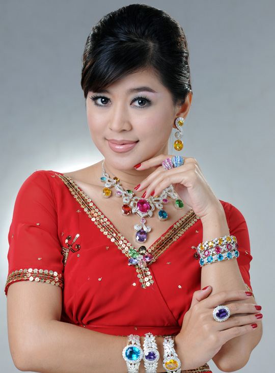 Myanmar Famous Actress: Eaindra Kyaw Zin's Beautiful Fashion