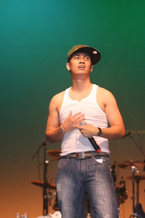 Myanmar Singer, Ye Lay Strip Off His Vest On the Stage