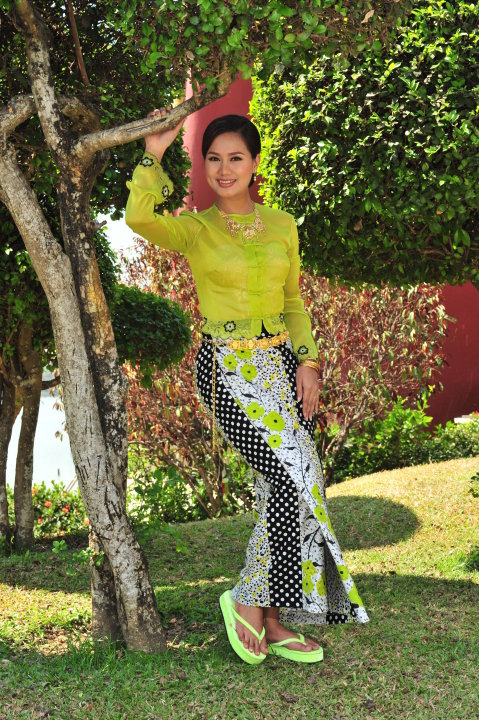 Myanmar Actress, Su Pan Htra with Classic Myanmar Fashion Dress
