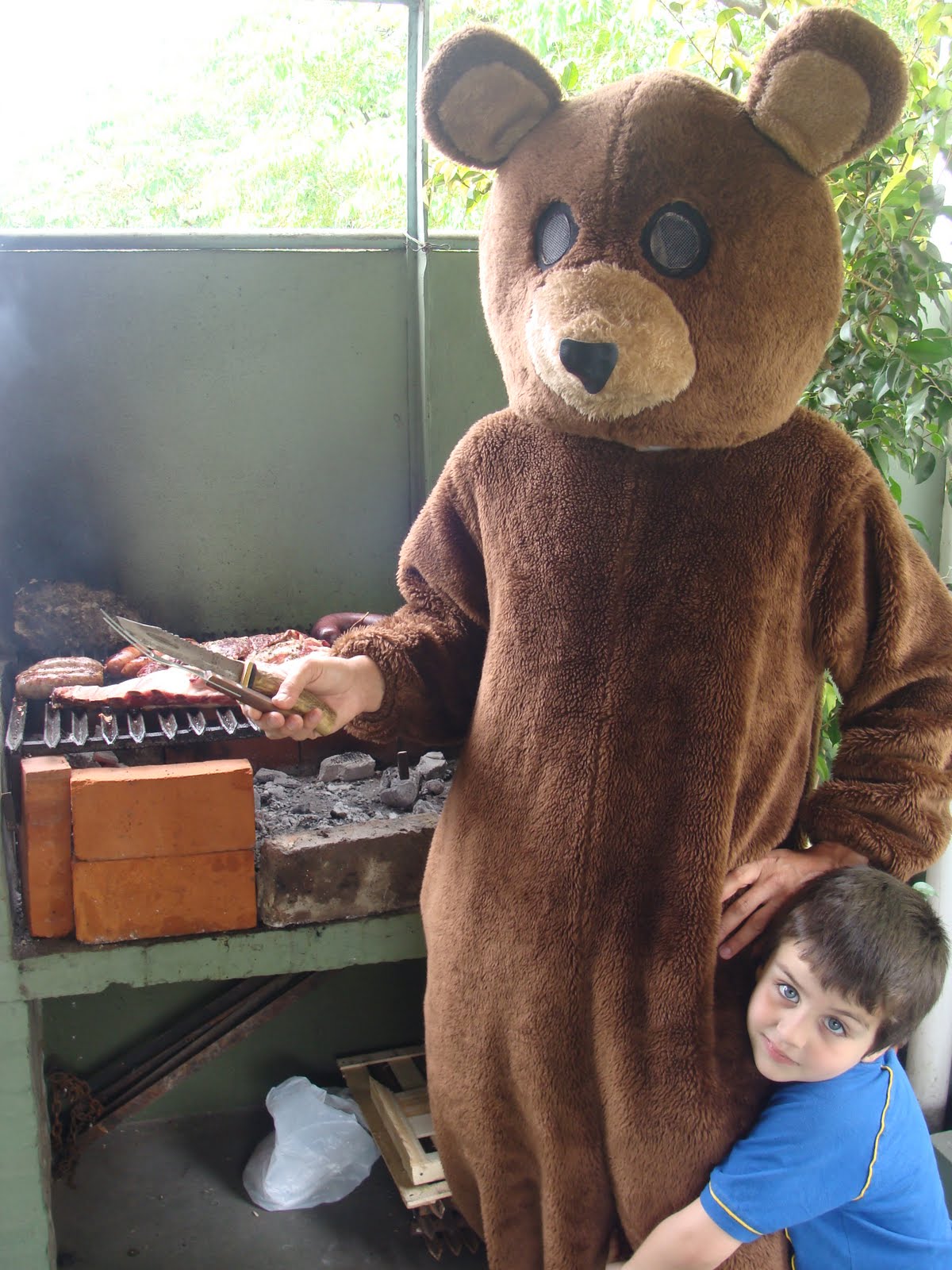 UNA SUCESION DE ASADOS: UN APLAUSO PARA EL OSO ASADOR...
