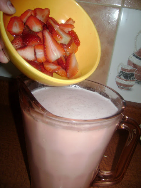 Agua de Fresa Colada {Strawberry Colada} - La Cocina de Leslie