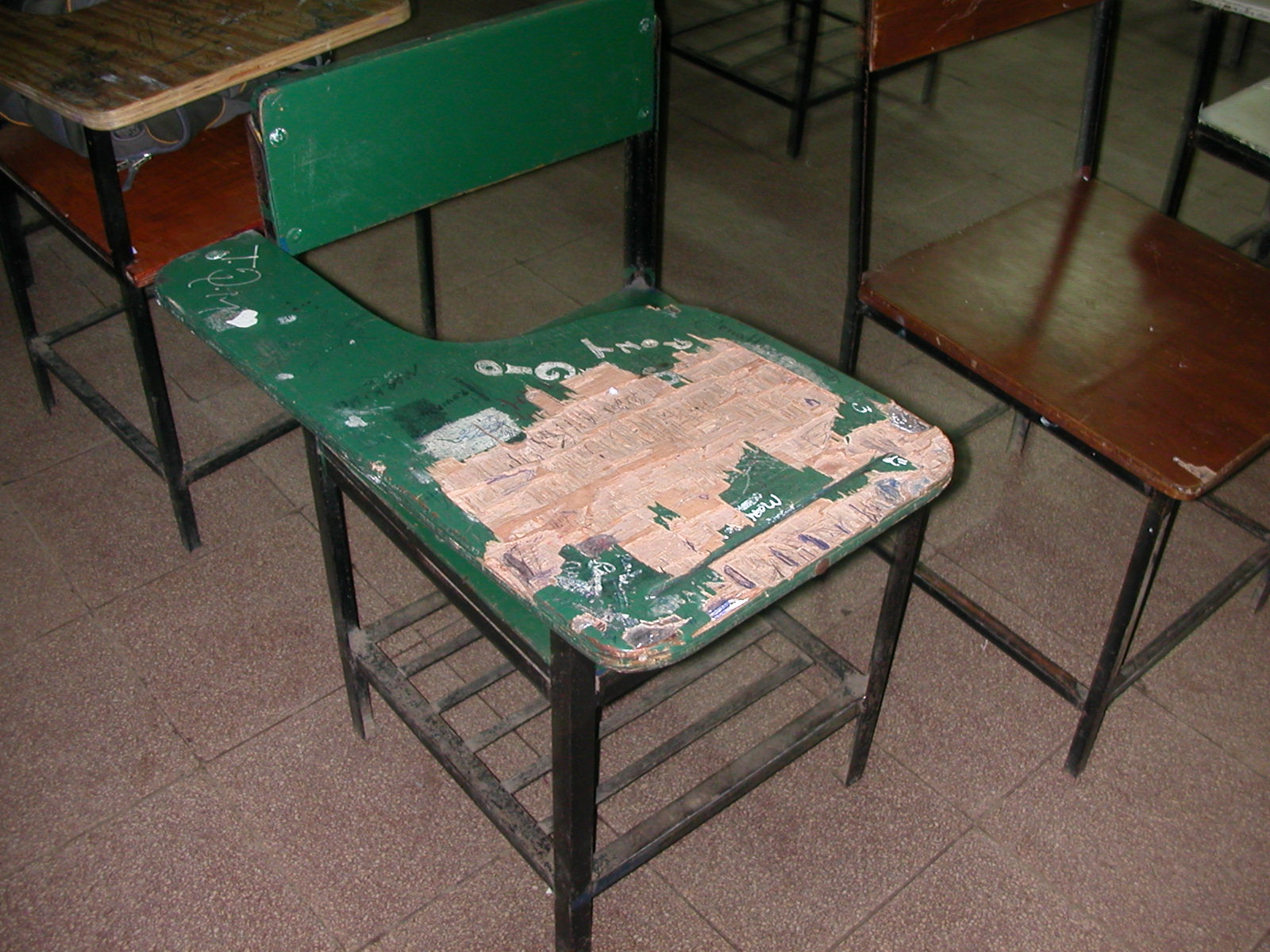 EL PERIODISMO EN EL DIARIO VIVIR: Falta de sillas en las aulas de clase