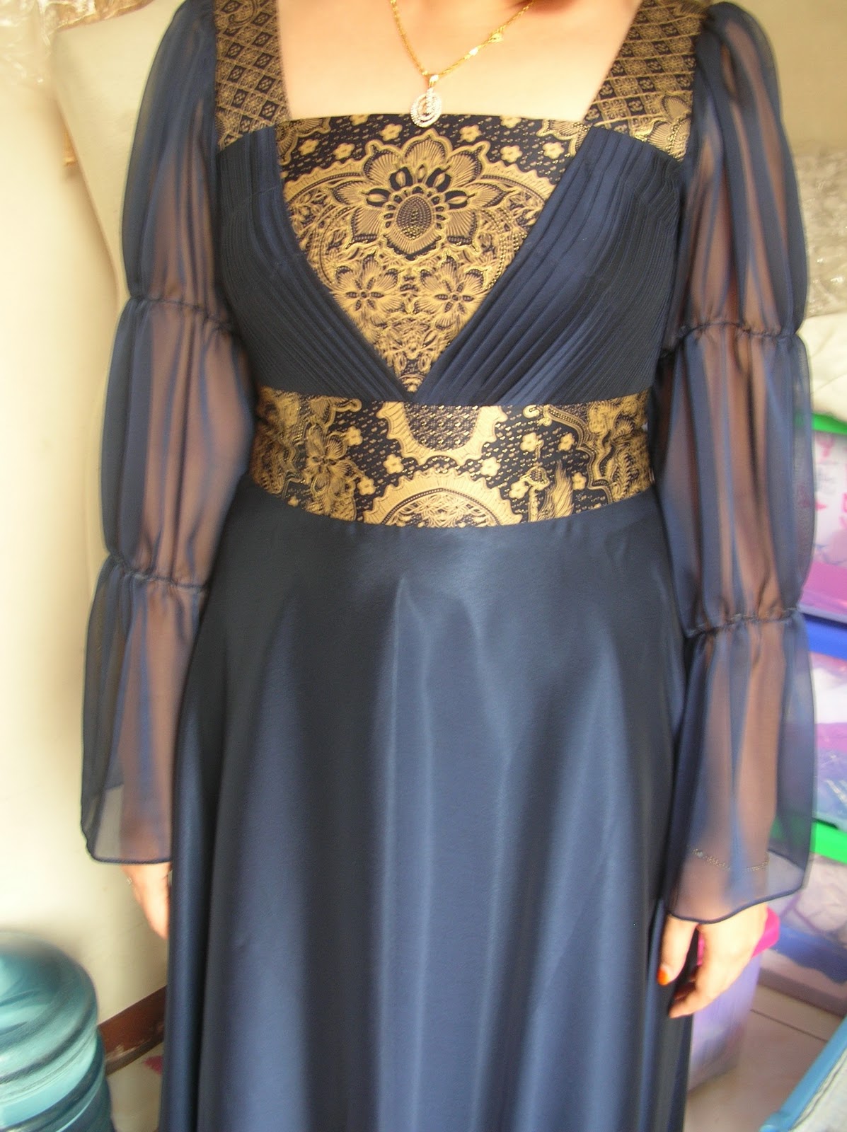 Desainer: Model Gaun Pesta Batik Blue Navy Elegant.