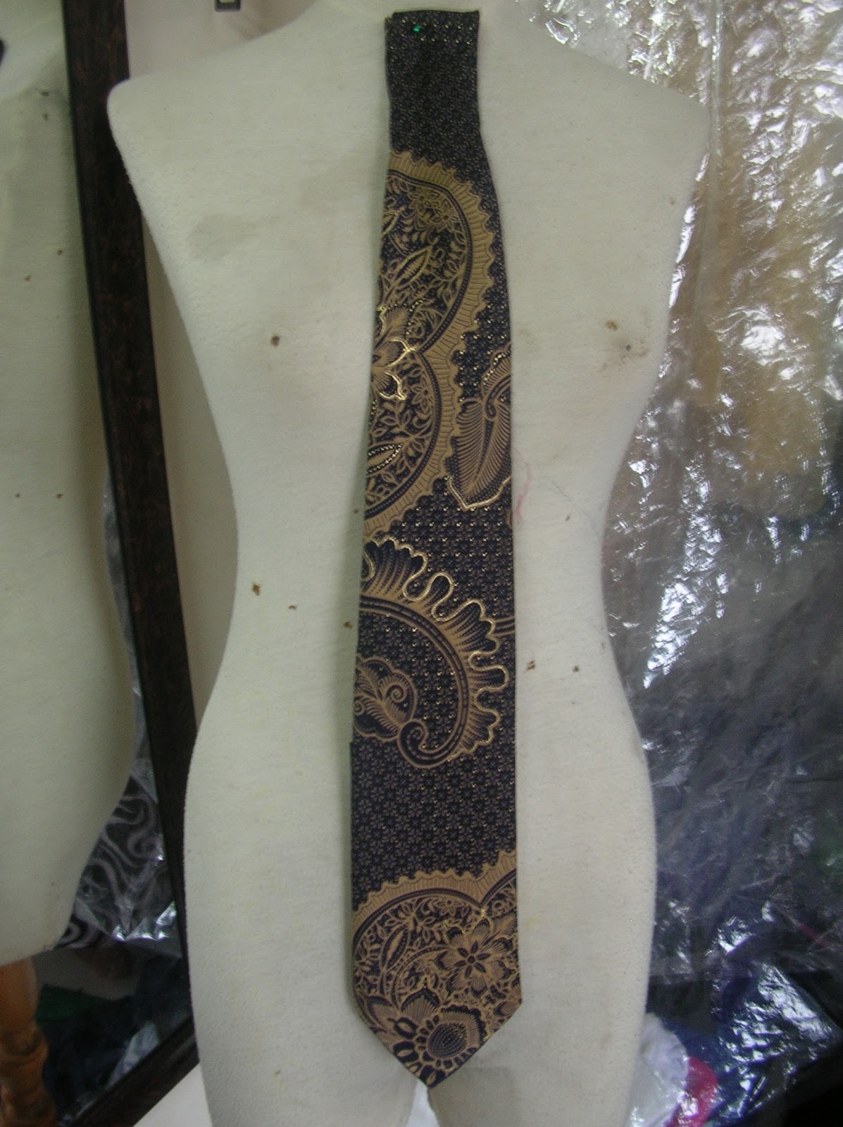 Desainer: Model Gaun Pesta Batik Blue Navy Elegant.