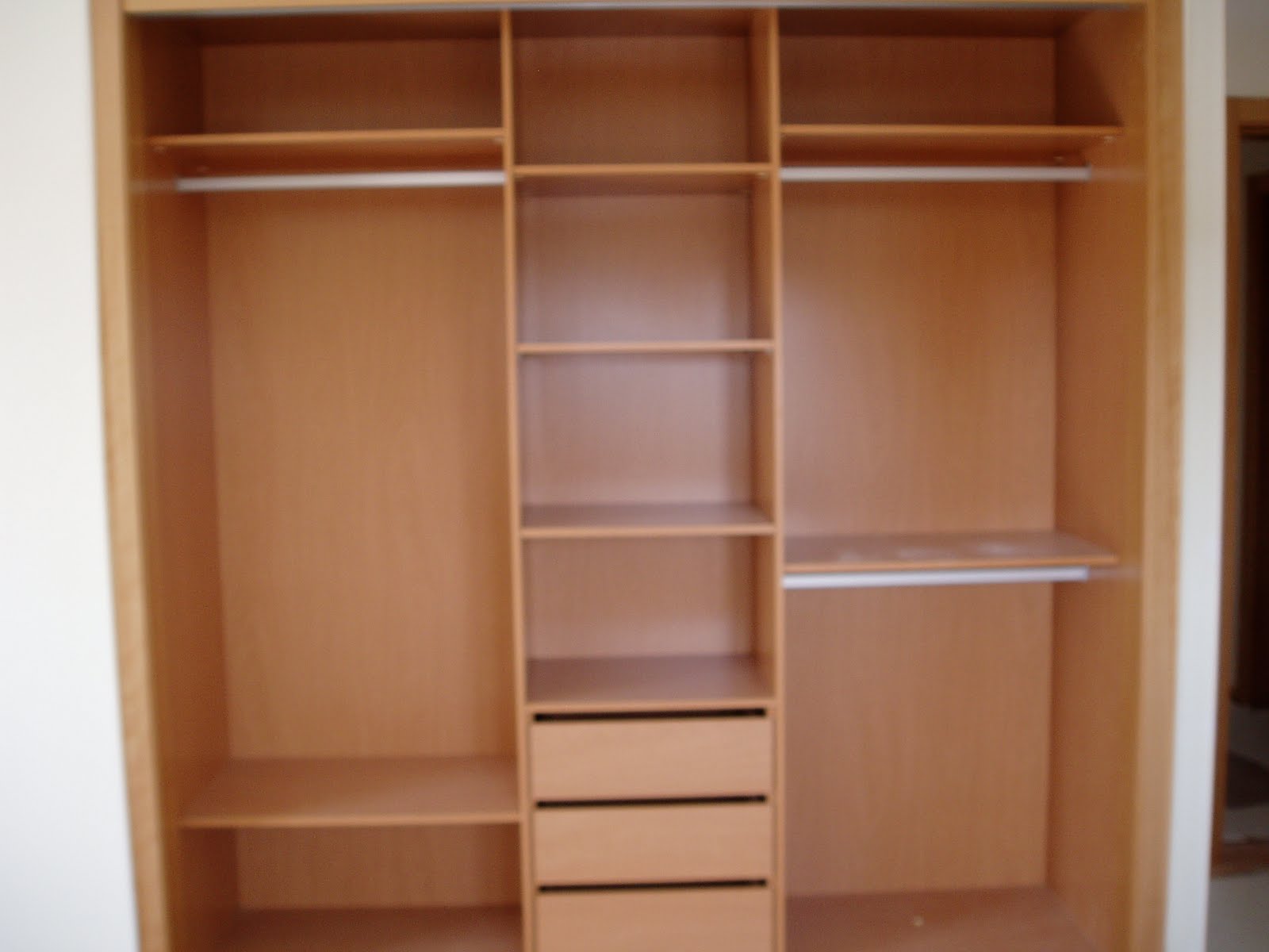 Contruções António J. Reis - Carpintaria Mecânica: Roupeiros