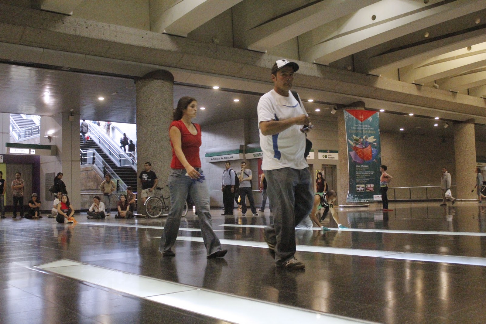 Fotografías m100: Intervención Christophe Haleb - Metro Quinta Normal