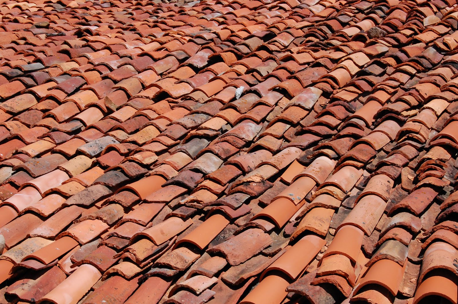 en el suelo: ondanadas de tejas
