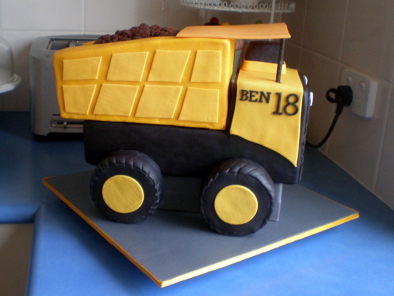 Sugar Siren Cakes Mackay: Mining/Construction Truck Cake