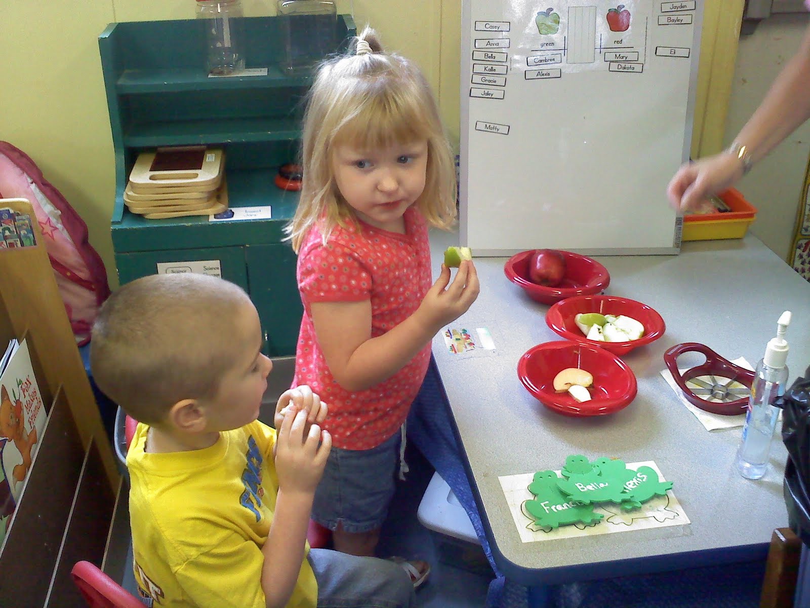 Little Hands Big Minds We Like Apples Yes We Do We Like Apples Do You little-hands-big-minds-we-like-apples-yes-we-do-we-like-apples-do-you