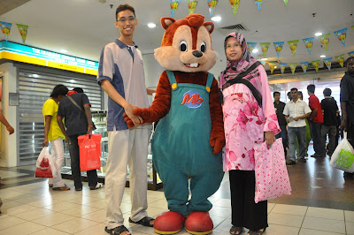 -: Maskot MarryBrown Kompleks Bukit Jambul Bertemu Pelanggan