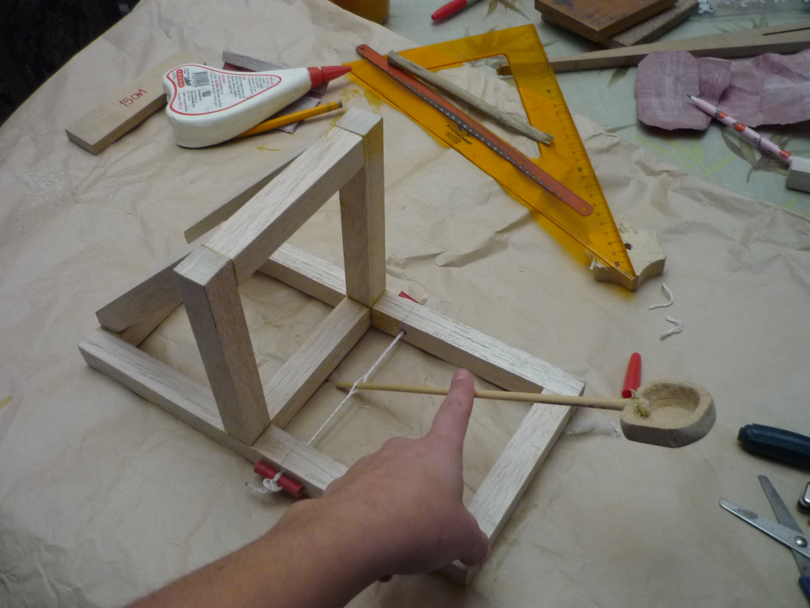 Como Hacer Una Catapulta: Fotos De Prototipo Y Proceso.