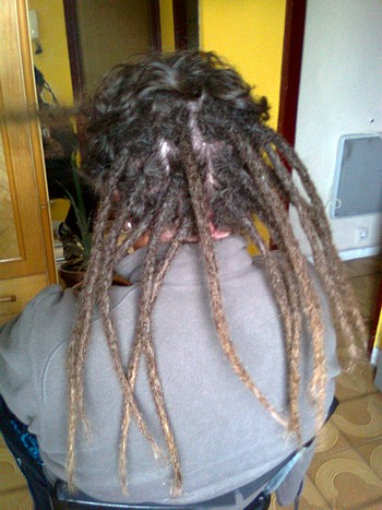 RASTAS EN MADRID: Haciendo rastas en parte de atras a Javi