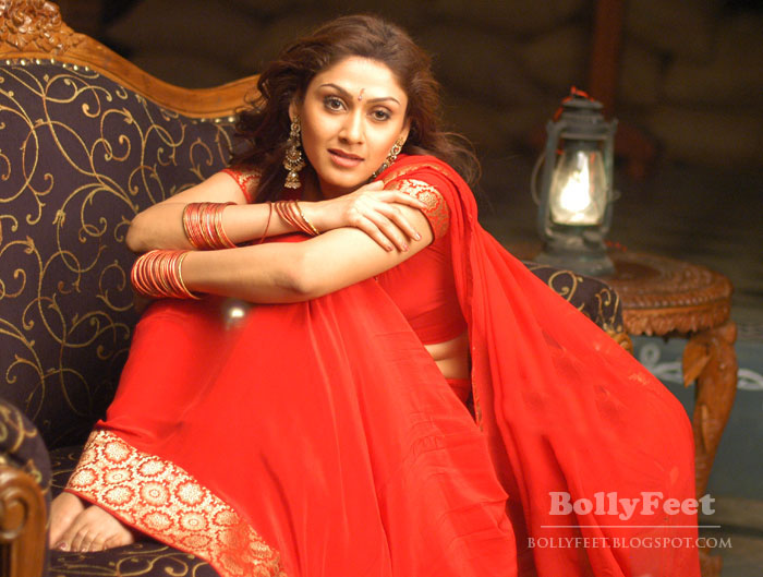 Bollywood Hairstyles Review: Red Hot Manjari Phadnis