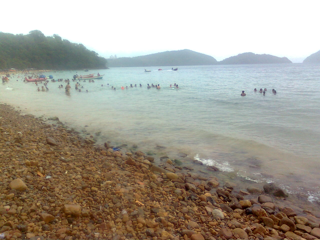 FOTOS CON Y SIN ROLLO: Playa Conoma un día lluvioso