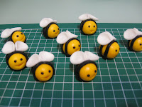 Shirley's BreaDessert: Fondant Bumble Bee