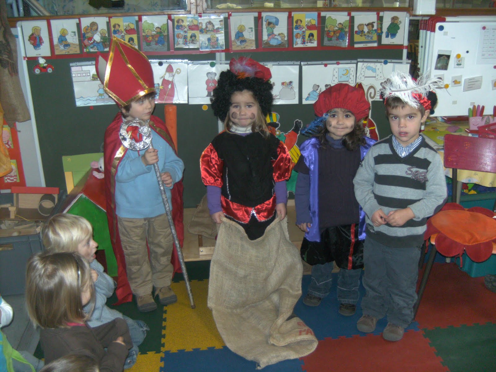 Eerste kleuterklas Stene: Sint en Piet maar vooral 'Slecht-weer-vandaag ...