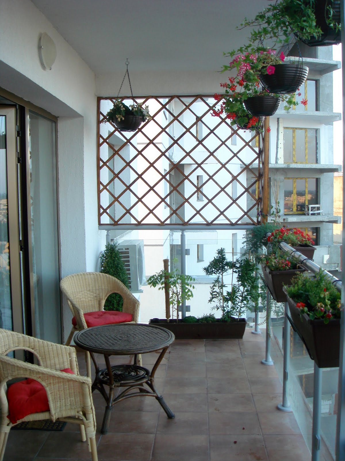 niceflat2rooms: balcon - flori si loc de relaxare, cu masuta si scaune ...