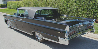 BACKWARD-SLANTED REAR WINDOW: Lincoln Continental Mk III, IV et V