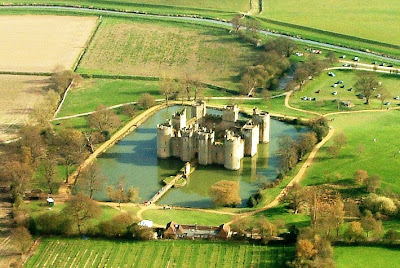 arch: Bodiam Castle, near Robertsbridge, England, (14th century)