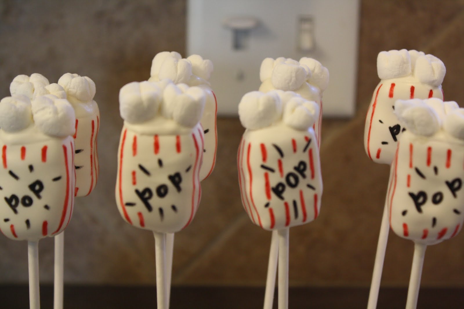 Meringue: Popcorn Box Cake Pops