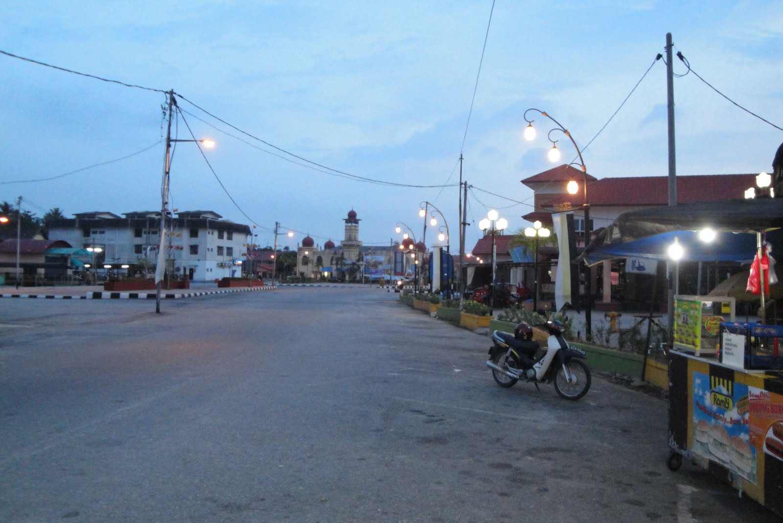 Teman Orang Parit = T O P: Pekan Parit Diwaktu Malam