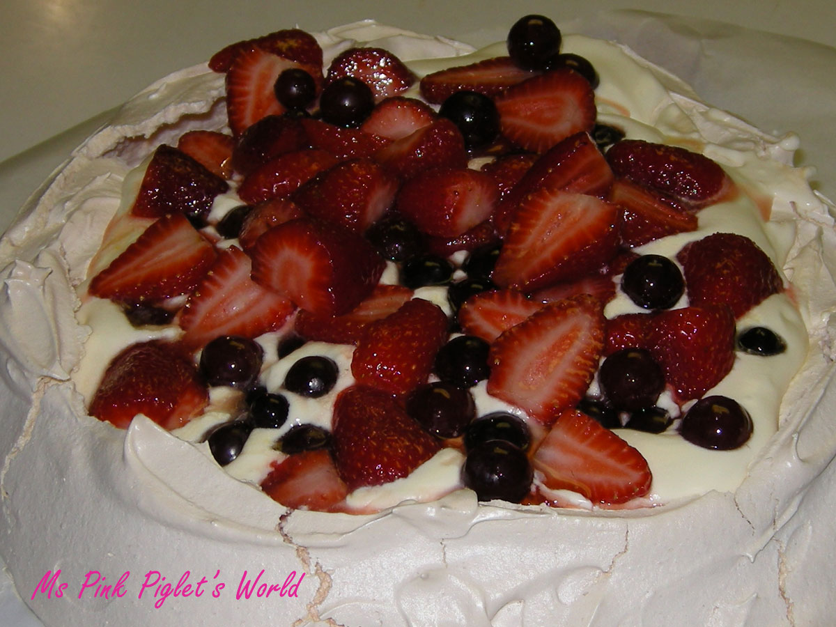 Ms Pink Piglet's World: The Traditional Pavlova with Strawberry ...