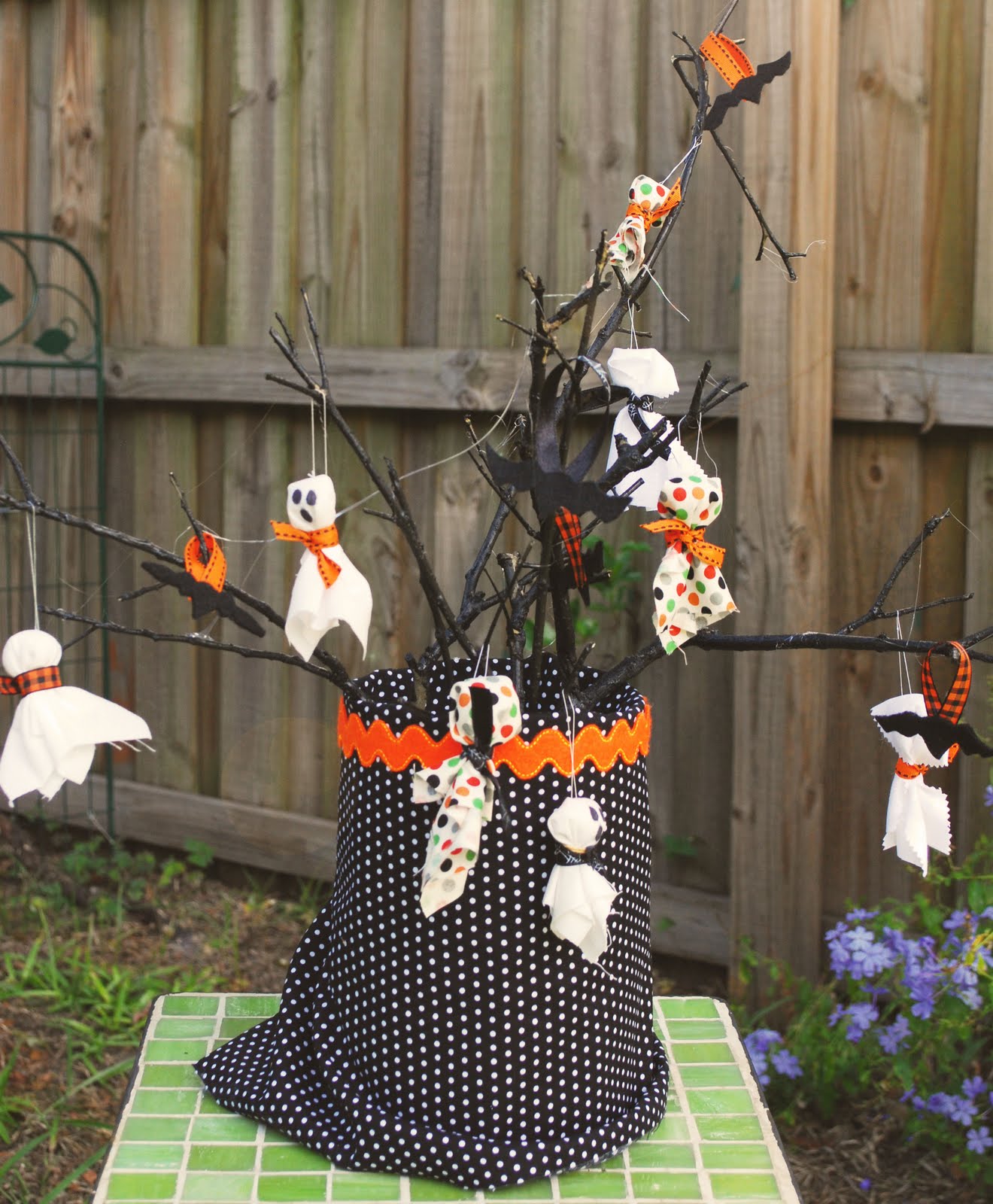 wRIte iT DOwN: Halloween Tree with Ornaments